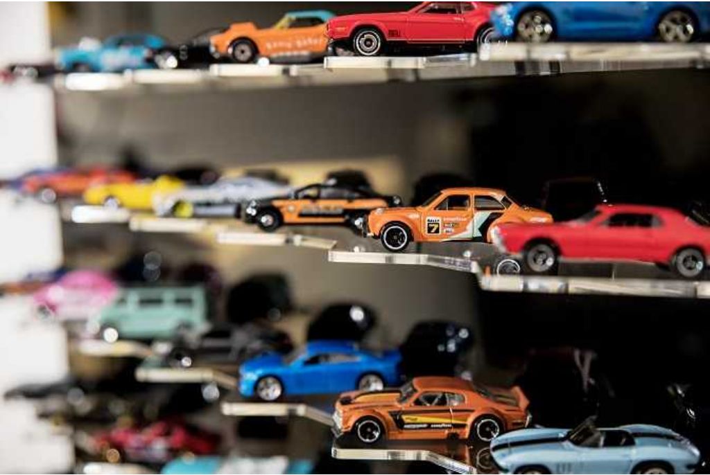 Atlantic 40115 1/64 Scale Wall Mounted Display Case for 42 Cars (diago ...